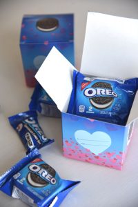 Fun Gift Ideas For Valentine's Day-Oreo Valentine's Day Kit - A Mom's ...