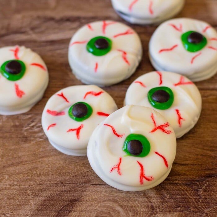 Oreo Eyeball Halloween Cookies - A Mom's Impression | Recipes, Crafts ...