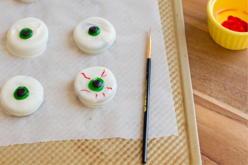 Oreo Eyeball Halloween Cookies - A Mom's Impression | Recipes, Crafts ...